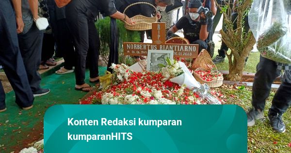 Pemakaman Aktor Nano Riantiarno Diwarnai Isak Tangis Istri dan Keluarga ...