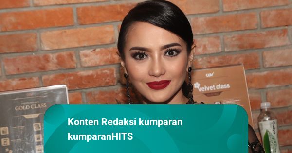 Ririn Ekawati Hadiri Wisuda Anak Bareng Mantan Suami | kumparan.com