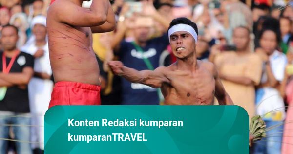 Foto: Mengenal Tradisi Pukul Sapu dari Negeri Mamala, Ambon | kumparan.com