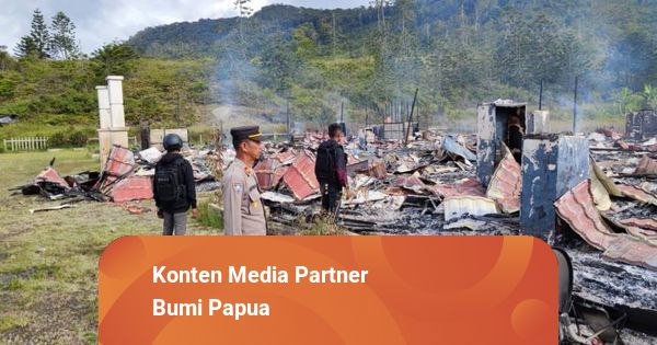 Foto: Sisa-sisa Pembakaran Kantor Dukcapil Pegunungan Bintang ...