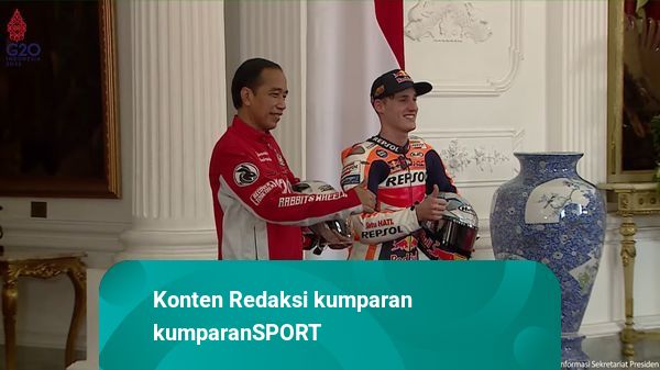 Pose Jempol Jokowi saat Berfoto dengan Pebalap MotoGP | kumparan.com