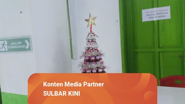 Kala Botol Infus Bekas Dibuat Jadi Replika Pohon Natal | kumparan.com