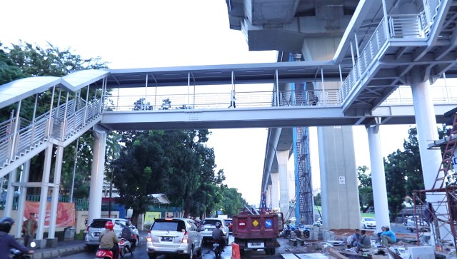 Hati-hati Naik Tangga Halte CSW Ciledug-Tendean Saat Hujan | kumparan.com