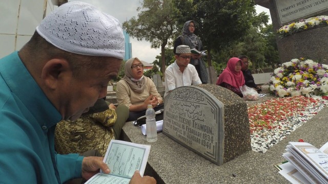 Doa untuk Pahlawan Nasional M Husni Thamrin di TPU Karet | kumparan.com