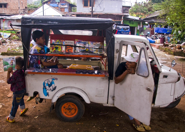 Bemo 'Kutu Buku' Penebar Virus Baca Buku | kumparan.com