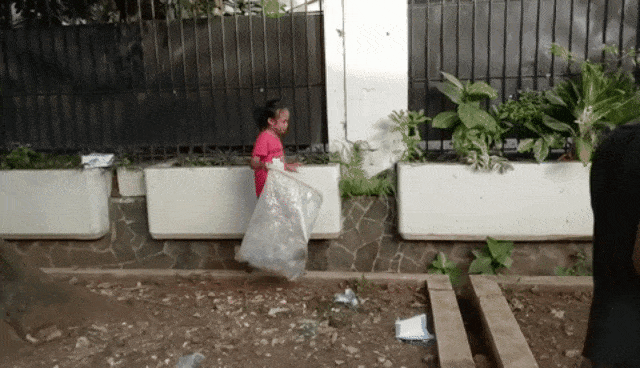 Botol Plastik Sisa Kampanye Cagub | kumparan.com