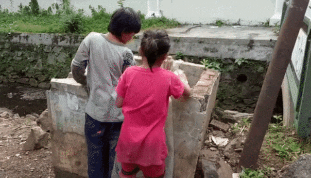 Botol Plastik Sisa Kampanye Cagub | kumparan.com