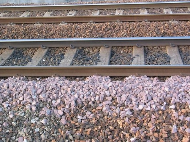 Mengapa selalu ada batu di bantalan rel kereta? | kumparan.com