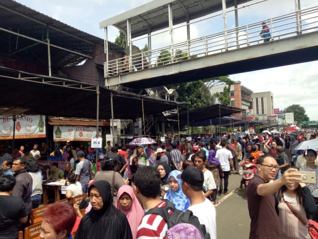 Pemindahan 13 TPS Sebabkan Kemacetan Parah di Matraman | kumparan.com