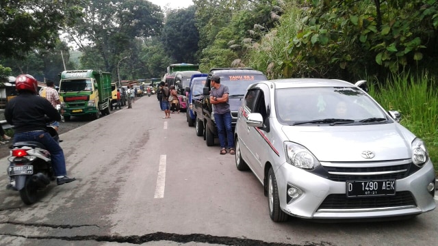 Jalan Raya Bandung-Cirebon Ambles 1 Meter | kumparan.com