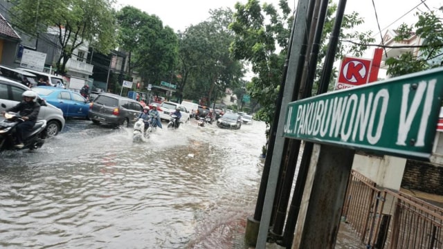 Jalan Pakubuwono Jaksel Macet Parah Akibat Banjir | kumparan.com