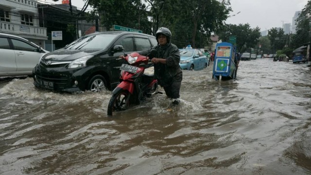 Jalan Pakubuwono Jaksel Macet Parah Akibat Banjir | kumparan.com