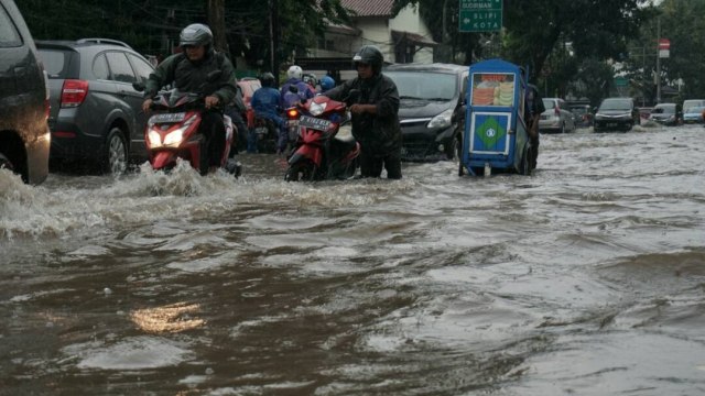 Jalan Pakubuwono Jaksel Macet Parah Akibat Banjir | kumparan.com