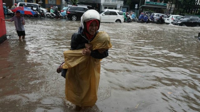 Jalan Pakubuwono Jaksel Macet Parah Akibat Banjir | kumparan.com