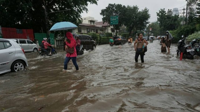 Jalan Pakubuwono Jaksel Macet Parah Akibat Banjir | kumparan.com
