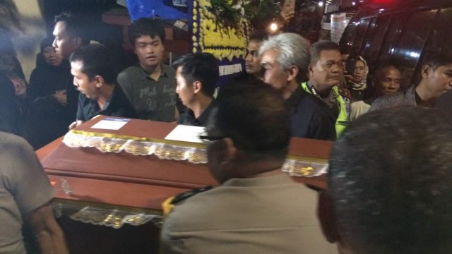 Jenazah Taruna Akpol M Adam Tiba di Rumah Duka | kumparan.com
