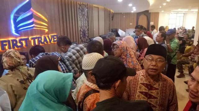 Ratusan Calon Jemaah Umrah Protes ke Kantor First Travel | kumparan.com