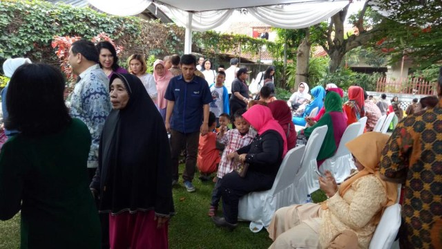 Warga Membludak demi Berfoto dengan Anies Baswedan saat Open House | kumparan.com
