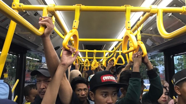 Bus TransJakarta dari Ragunan Penuh Sesak | kumparan.com