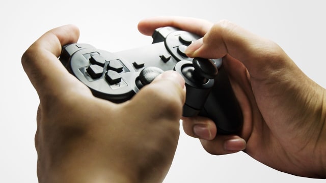 Sunatan Sambil Main Playstation, Asyik yang Menghalau Perih | kumparan.com