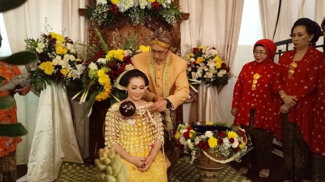 Suami Orang Malaysia, Poppy Putri Gelar 7 Bulanan Dengan Adat Jawa ...