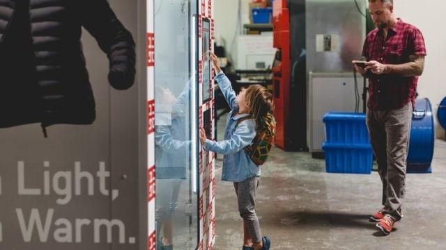 Uniqlo Hadirkan Vending Machine yang Mudahkan Kamu Berbelanja ...