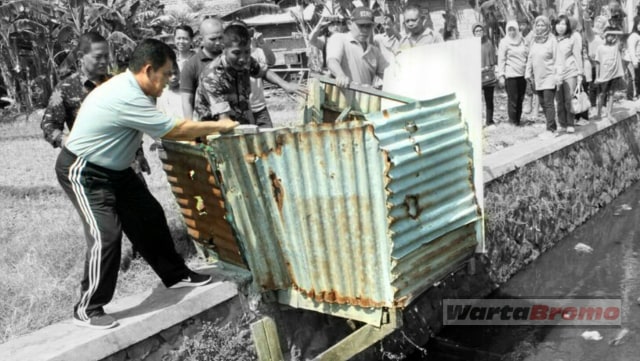 Geram, Walikota Ini Bongkar Sendiri Jamban Helikopter | kumparan.com