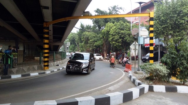 Tiang Portal Pengukur Kendaraan di Flyover Mampang Sempat Miring ...