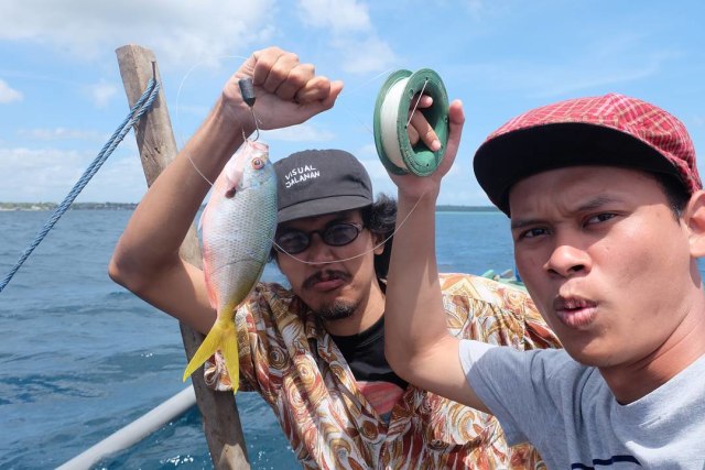 Satu Jam Menjadi Nelayan di Perairan Pulau Seira | kumparan.com