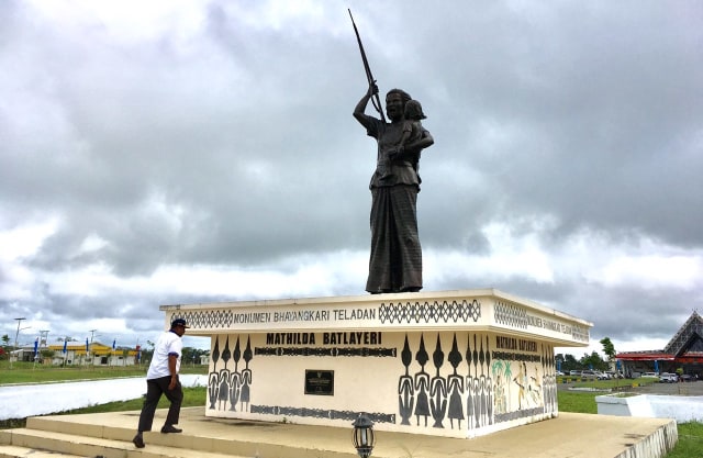 Mengenal Mathilda Batlayeri, Srikandi Penjaga Gerbang Saumlaki ...