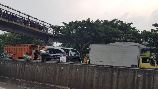 Kecelakaan 2 Kendaraan di KM 3 Tol Kembangan Arah Kapuk | kumparan.com