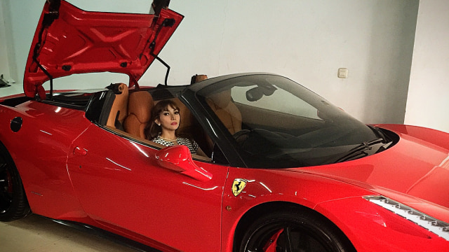 Roro Fitria dan Koleksi Mobil Porsche, Ferrari, hingga Lamborghini | kumparan.com