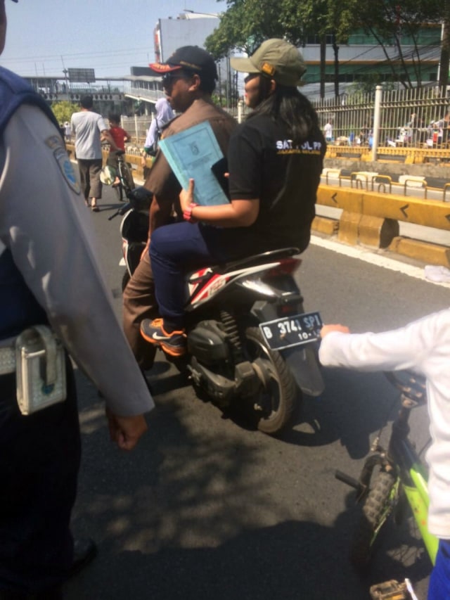 Mobil Pelat Merah Hingga Motor Satpol PP juga Terobos CFD Mampang ...