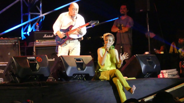 Aksi Syaharani yang Tampil Tanpa Alas Kaki di Senggigi Sunset Jazz ...