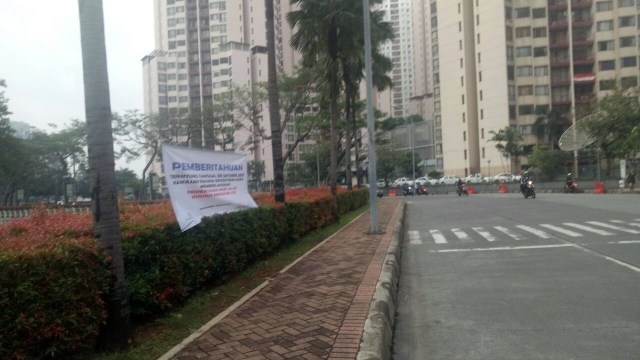 Atap Food Court di Kawasan Epicentrum Terbang Dihempas Angin Kencang ...