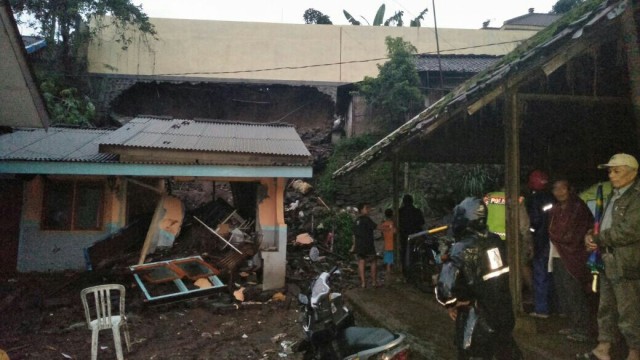 Warung di Pasar Sukapura Tertimpa Plengsengan Puskesmas Ambrol ...