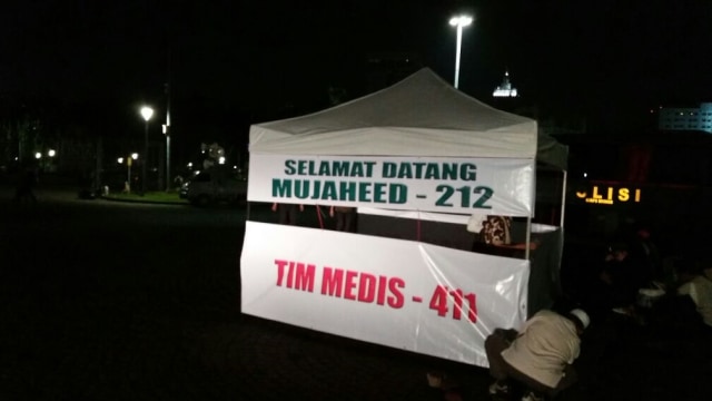 Tim Ruqyah, Herbalis, dan Totok Siaga di Reuni 212 | kumparan.com
