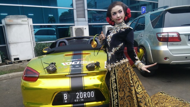Roro Fitria dan Koleksi Mobil Porsche, Ferrari, hingga Lamborghini | kumparan.com