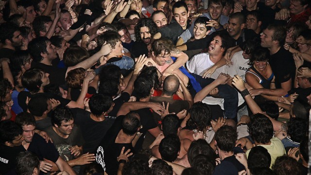 10 Stage Dive Paling "Gila" yang Pernah Dilakukan Musisi | kumparan.com