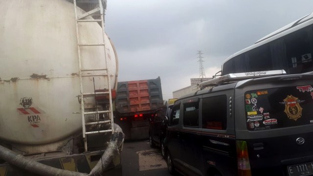 Tol Jakarta-Cikampek Macet Parah di Kedua Arah | kumparan.com