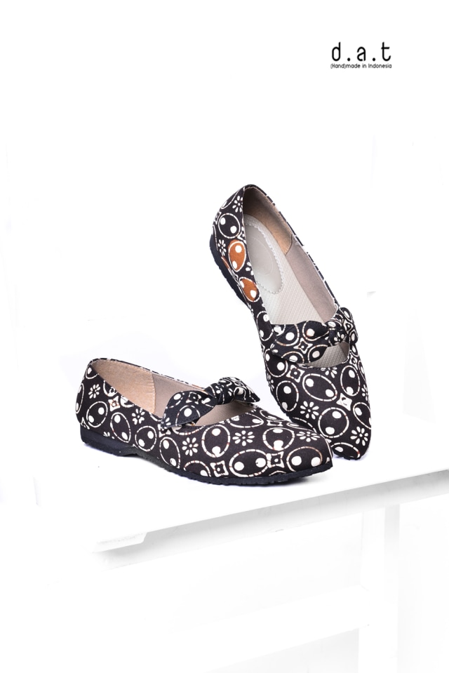 Model Unik Sendal Batik Terlihat Dari Motif Dan Bahannya | kumparan.com