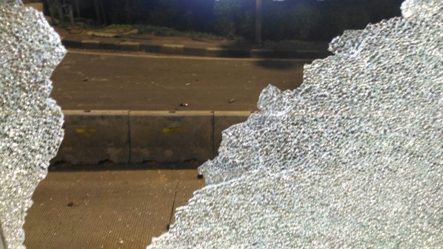 Kaca dan Layar Monitor Halte TransJ Pasar Rumput Rusak Akibat Tawuran ...