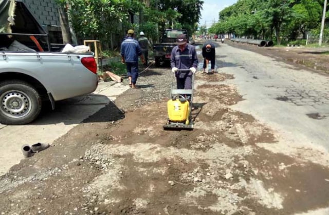 Terkendala Dana, DPUTR Gresik Hanya Tambal Sulam Kerusakan di Jalan Mayjen Sungkono | kumparan.com