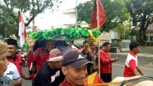 Diarak Naik Delman, Ganjar-Gus Yasin Daftar ke KPU Jateng | kumparan.com