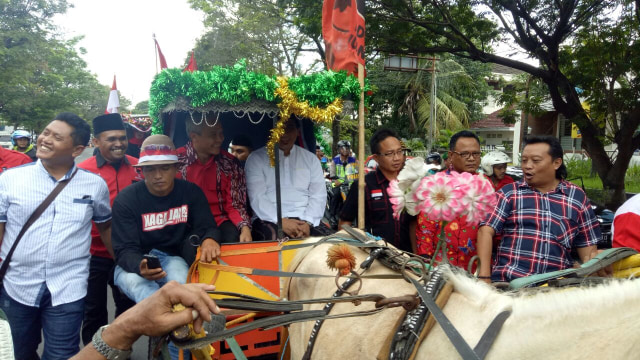 Diarak Naik Delman, Ganjar-Gus Yasin Daftar ke KPU Jateng | kumparan.com