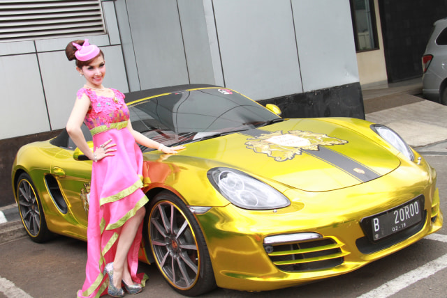 Roro Fitria dan Koleksi Mobil Porsche, Ferrari, hingga Lamborghini | kumparan.com