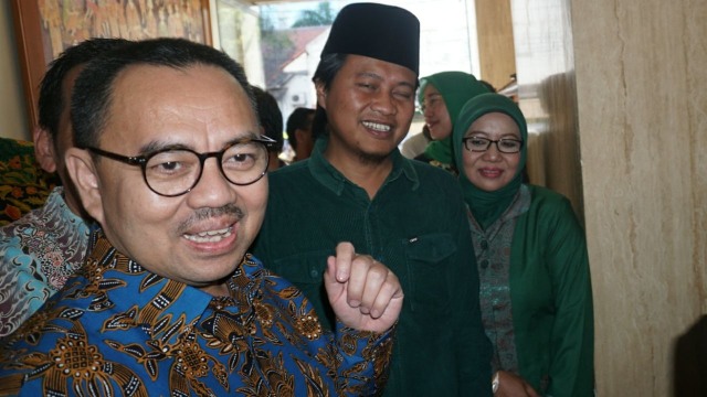 Pak Dirman Sambangi Pengungsi Bencana Longsor di Brebes | kumparan.com