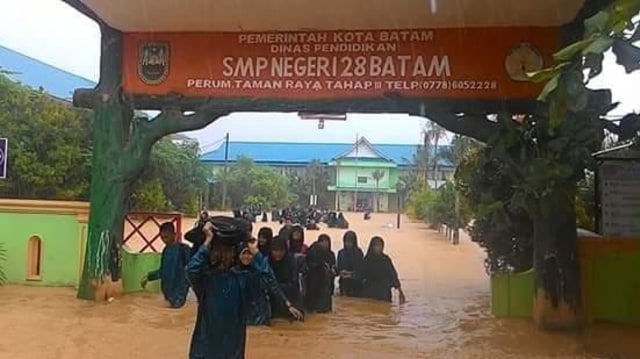 Tak Hujan, SMP Negeri 28 Batam Tetap Kebanjiran | kumparan.com