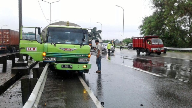 Truk Tangki Tabrak Besi Pembatas Besi di Tol Cikunir Hingga Patah | kumparan.com