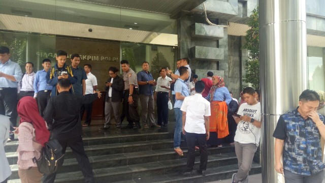 Warga Lebak Berhamburan Keluar Rumah Saat Diguncang Gempa 6,4 M | kumparan.com